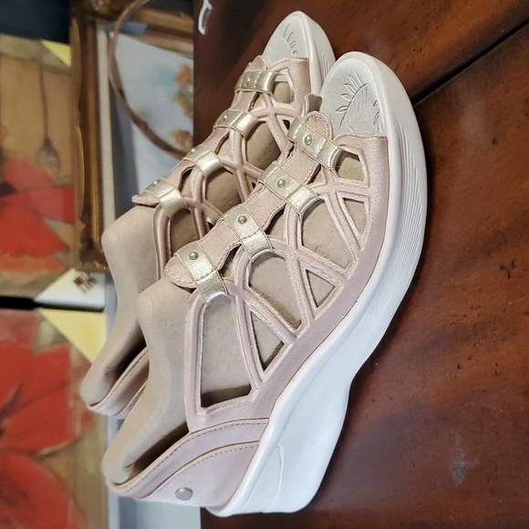 Bzees | Shoes | Bzees Heeled Sandals | Poshmark